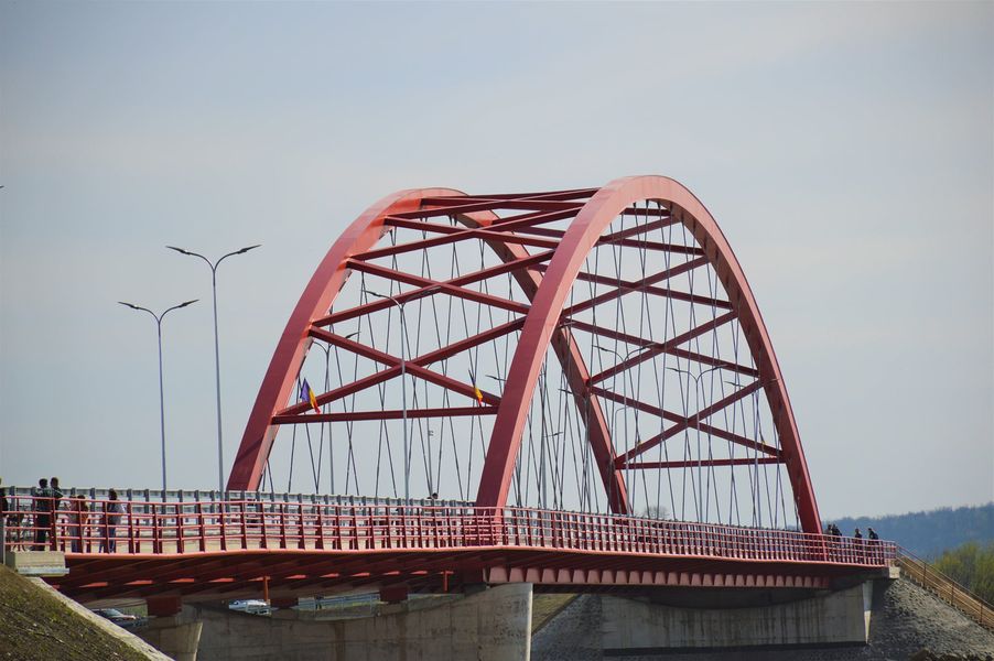 Podul care face legătura între comuna Pomi și oraşul Seini a fost ...